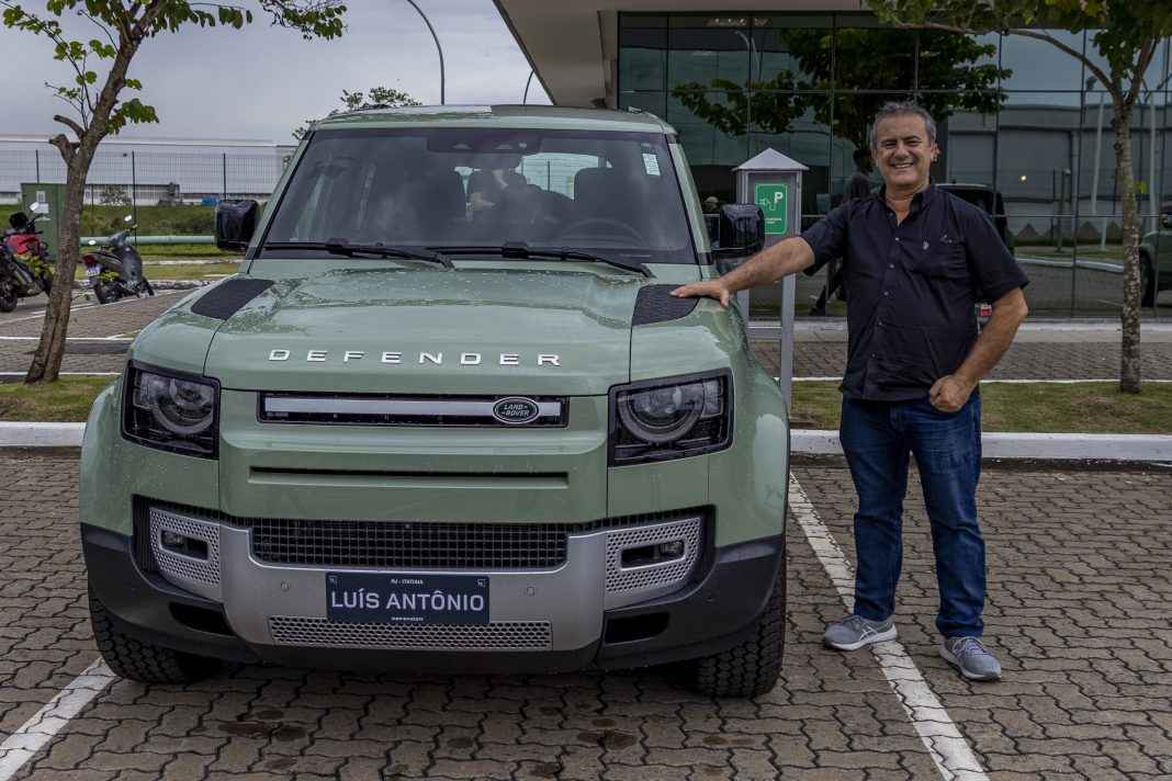 Land Rover realiza entrega especial do defender 75th